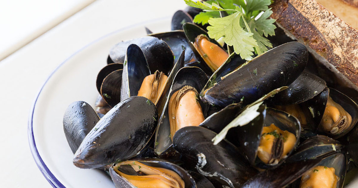 Food and Travel Magazine | Steamed mussels with bay and chilli