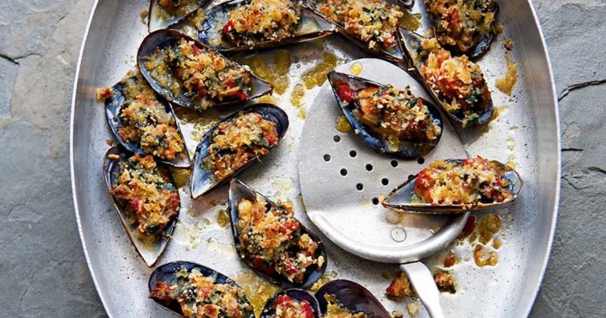 Food and Travel Magazine | Pisto-stuffed mussels with crispy crumbs